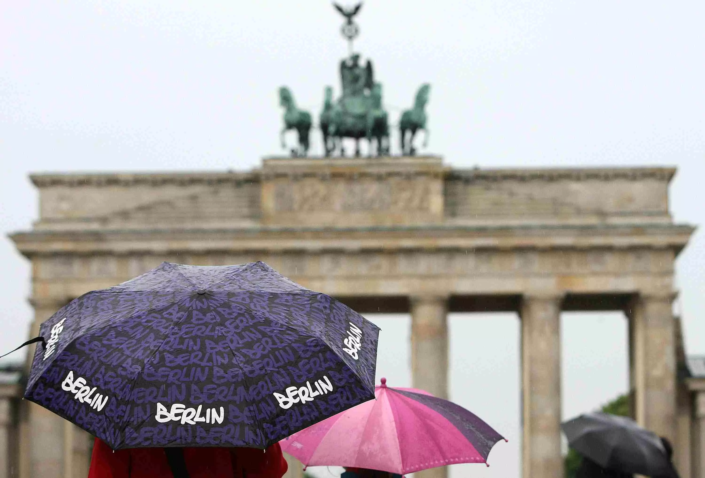 Regenschirme an einem regnerischen Tag in Deutschland.