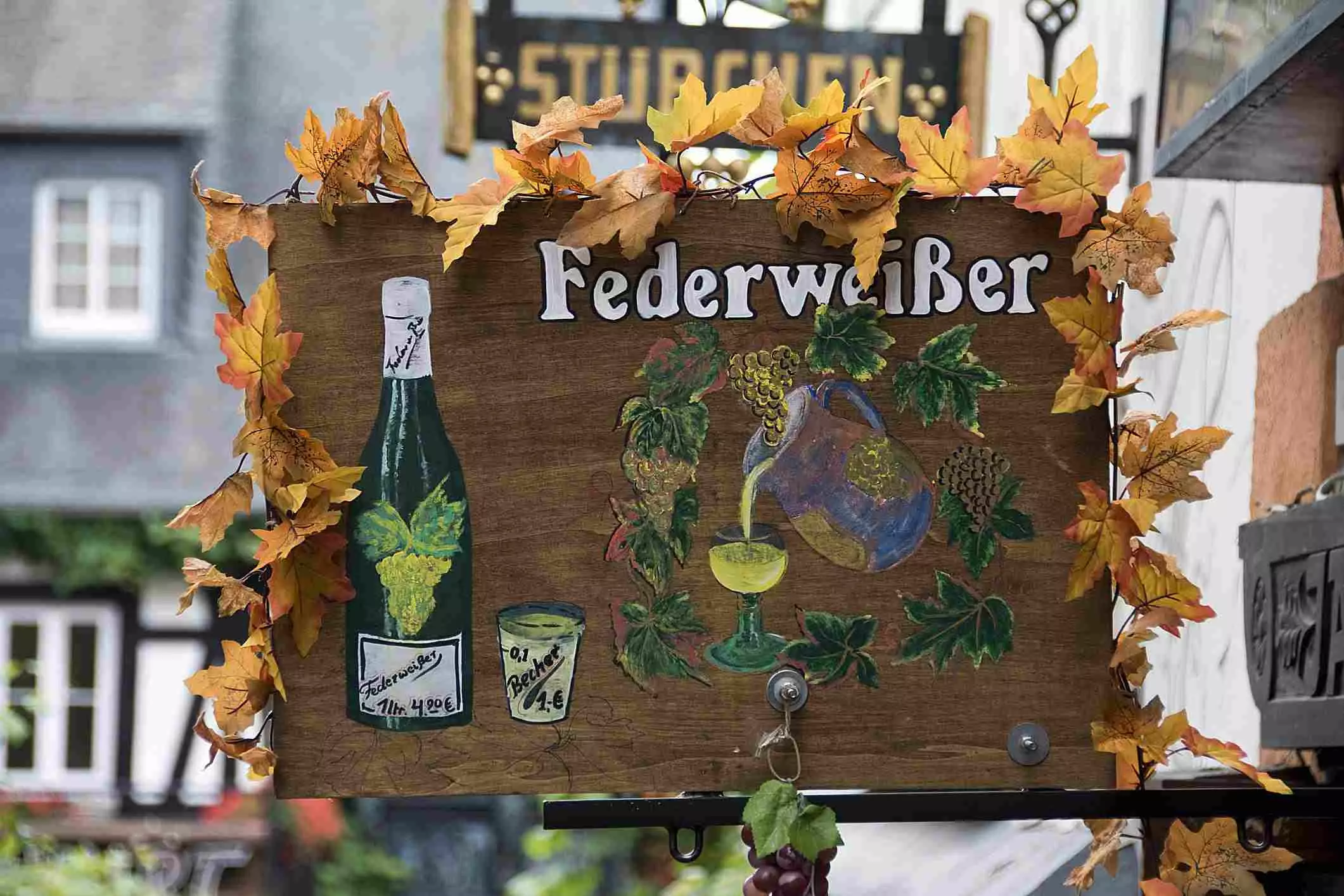 Weinladenschild in deutscher Sprache.