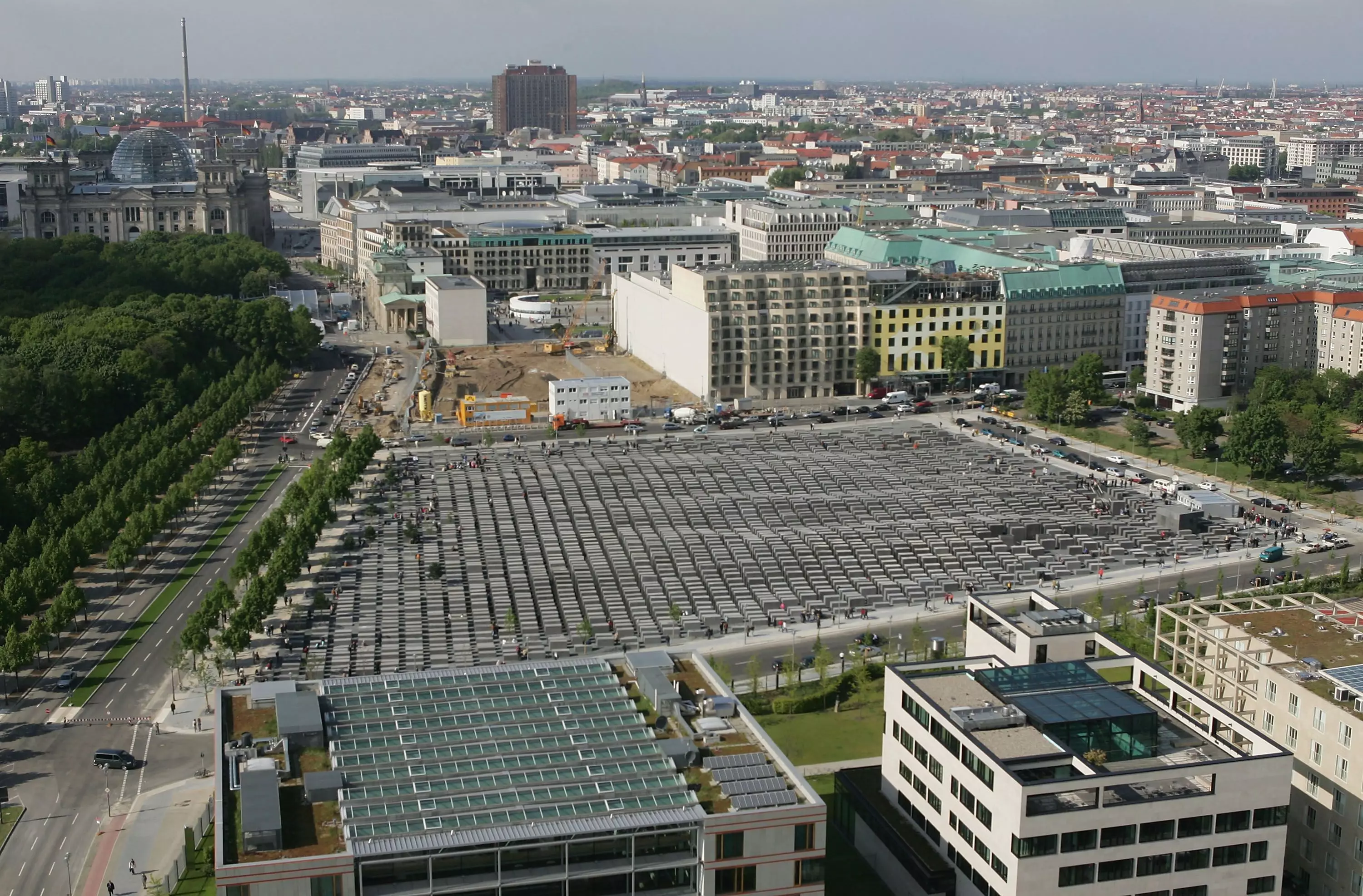 Luftaufnahme der Baustelle des Berliner Holocaust-Mahnmals auf dem Gelände des Reichstags