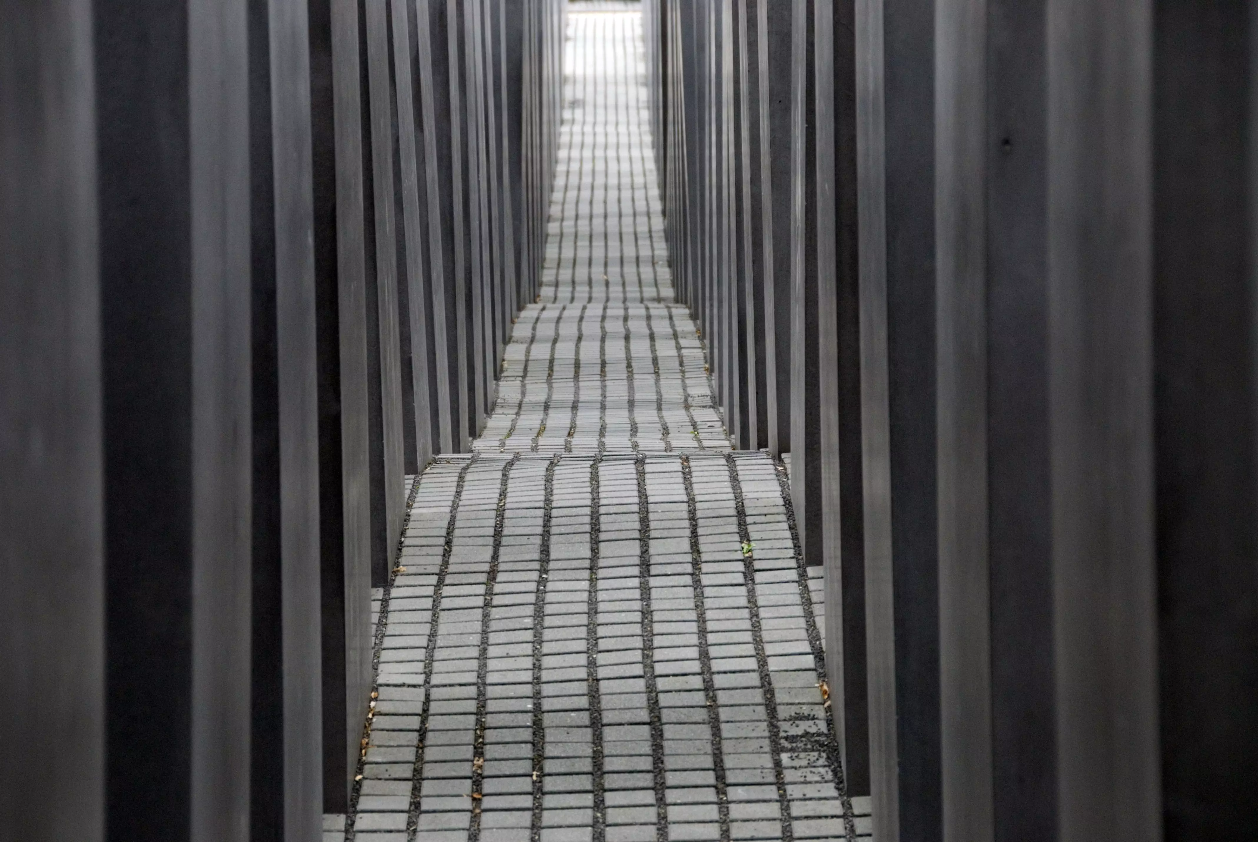 Berliniň Holokost ýadygärliginde daş plitalaryň arasynda ýel öwüsýän labyrint