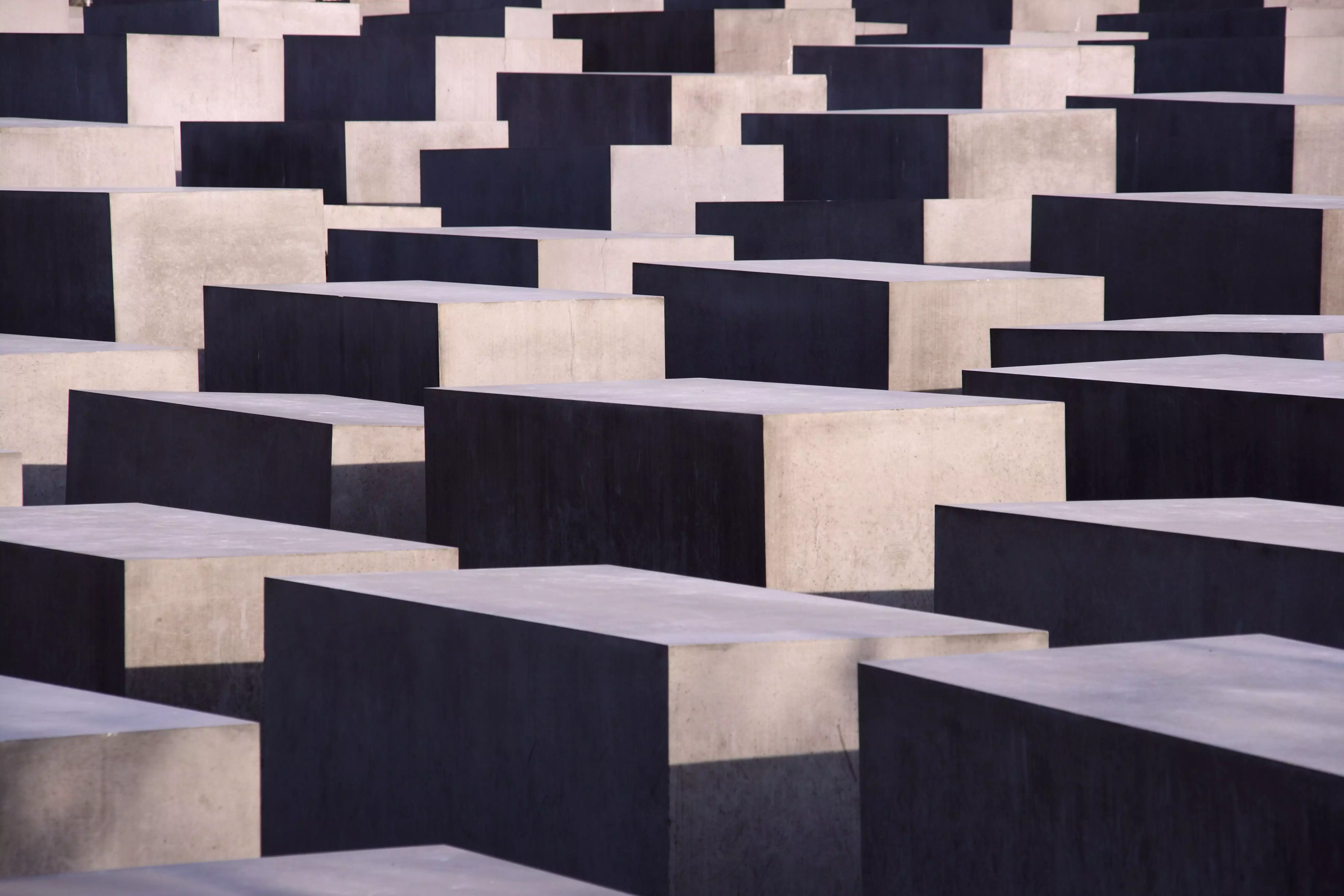 ベルリンホロコースト記念館の詳細は、幾何学的な明るい固体オブジェクトと暗い固体オブジェクトの抽象的なイメージを作成します