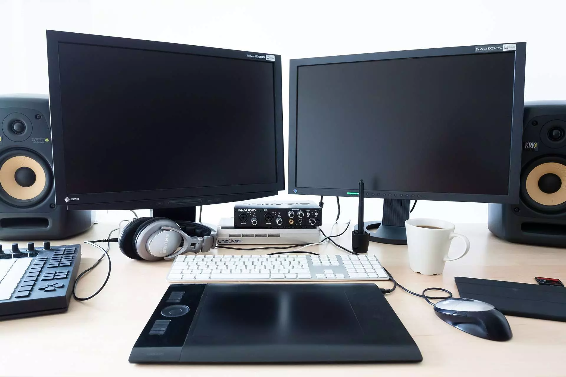 Deux moniteurs de bureau