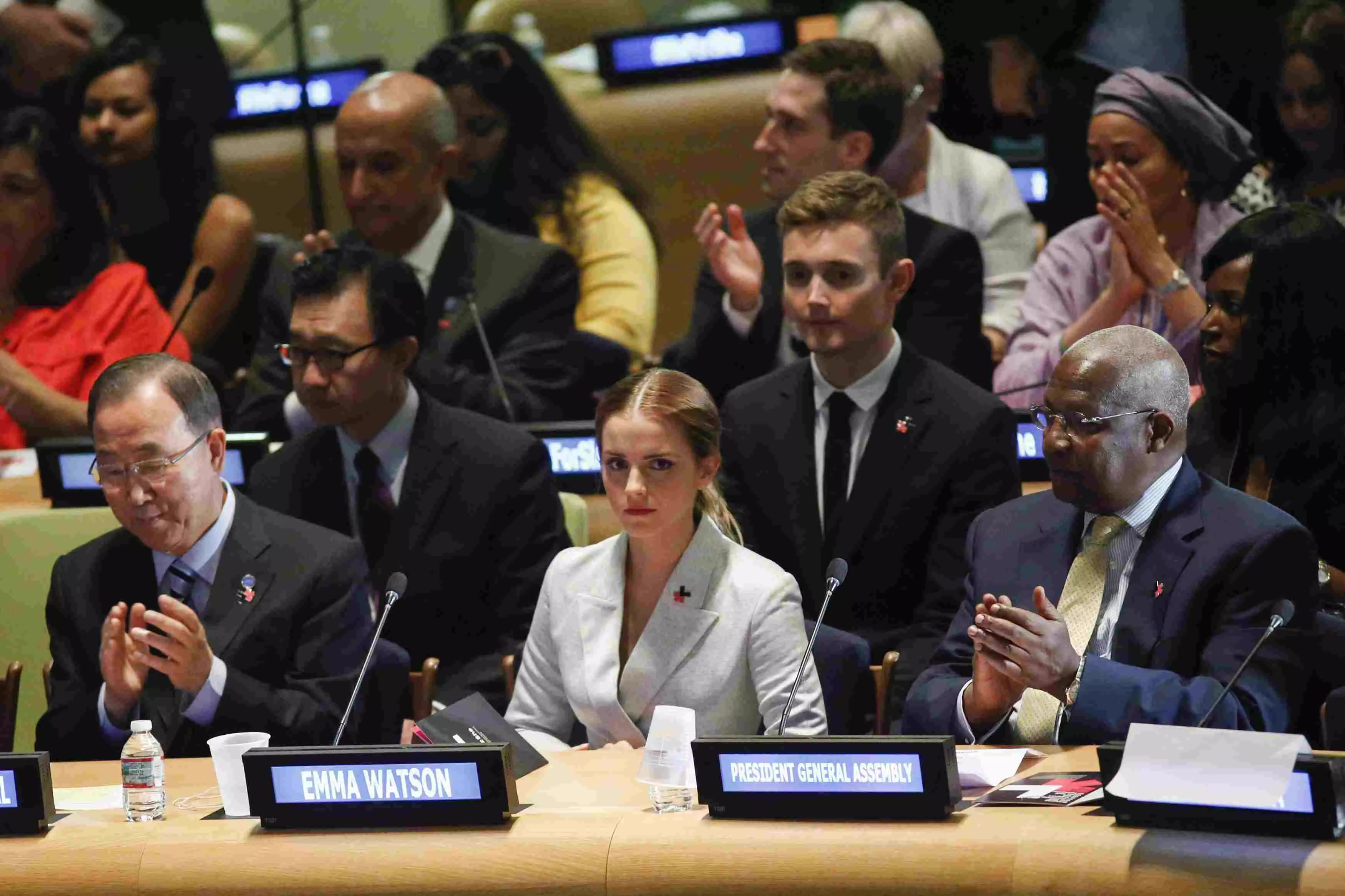 Emma Watson asseguda a l'ONU per al llançament de la campanya HeForShe.