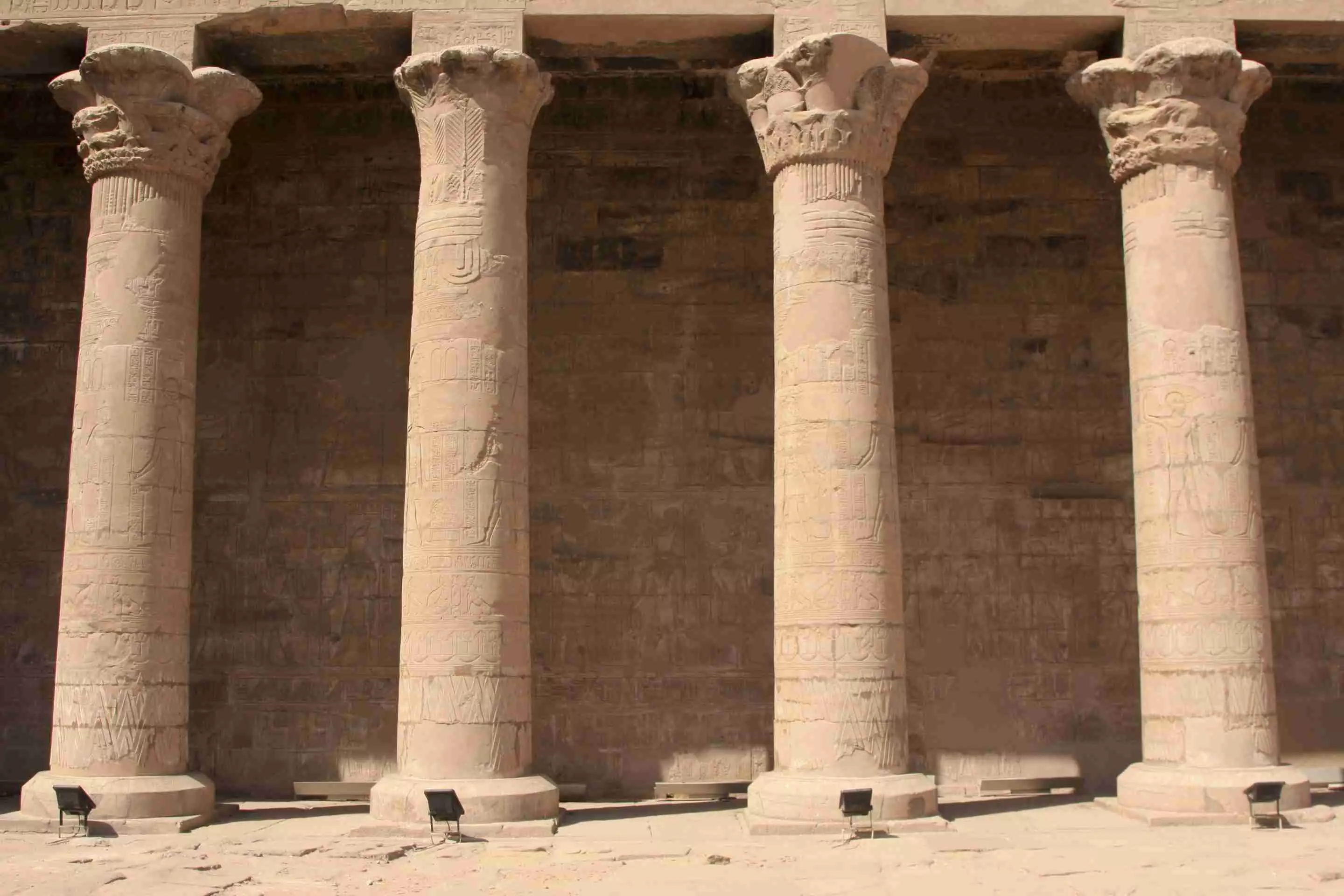 Hojas de palma y otras formas de plantas decoran los antiguos capiteles de las columnas en el Egipto actual