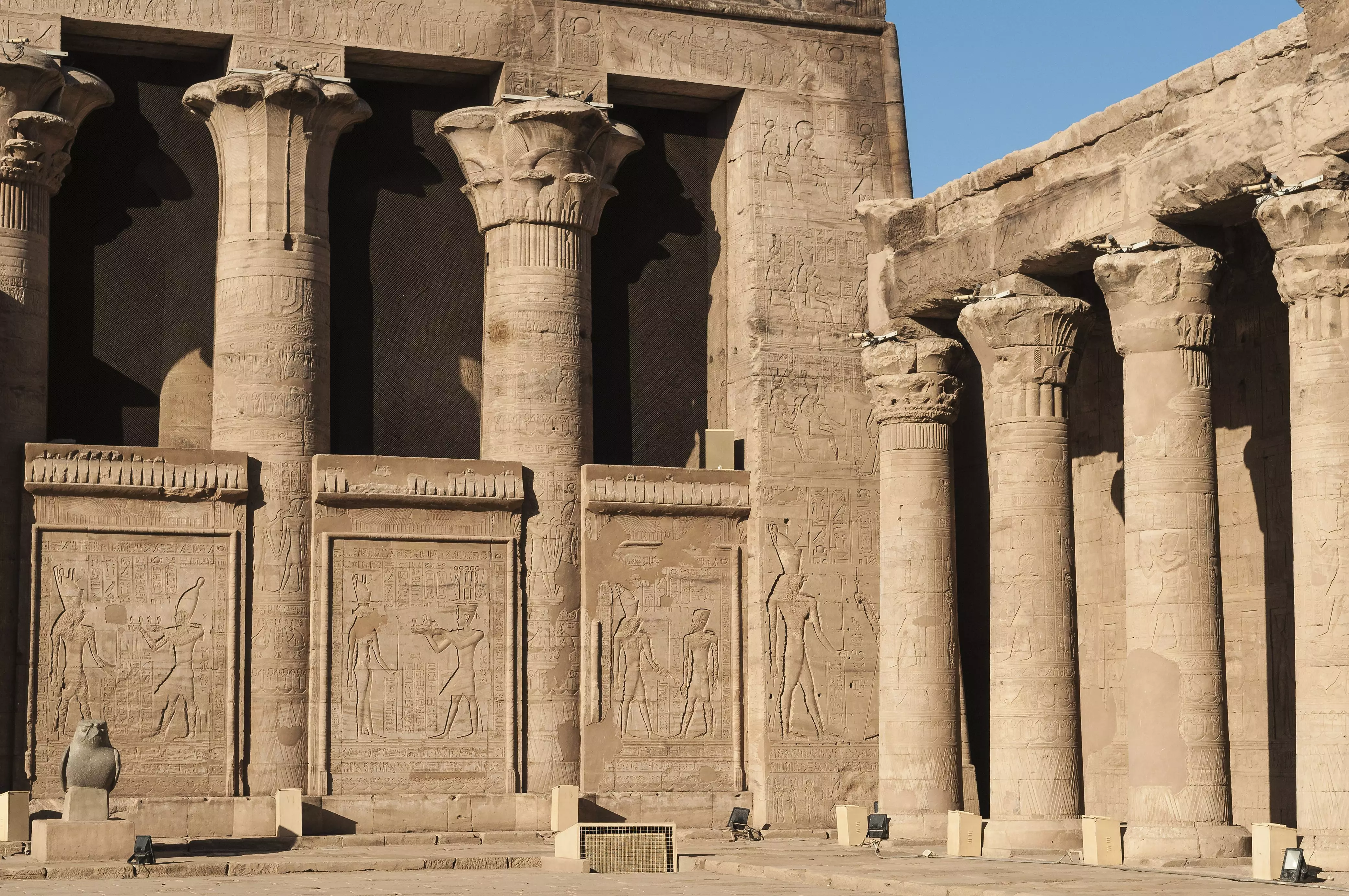 2 conjuntos de columnas antiguas en Egipto, todas con capiteles diferentes