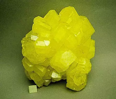 Kristalet e elementit jometalik squfur.
