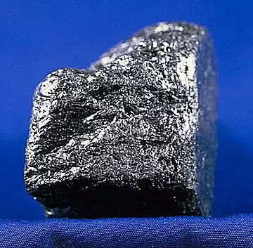 Larawan ng graphite, isa sa mga anyo ng elemental na carbon.