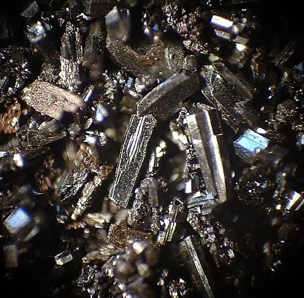 Jedná se o fullerenové krystaly uhlíku. Každá krystalová jednotka se skládá z 60 atomů uhlíku.