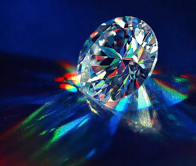 Aquest és un diamant de tall ideal AGS de Rússia (Sergio Fleuri).