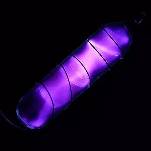 गॅस डिस्चार्ज ट्यूबमध्ये आयनीकृत नायट्रोजनने दिलेली ही चमक आहे.